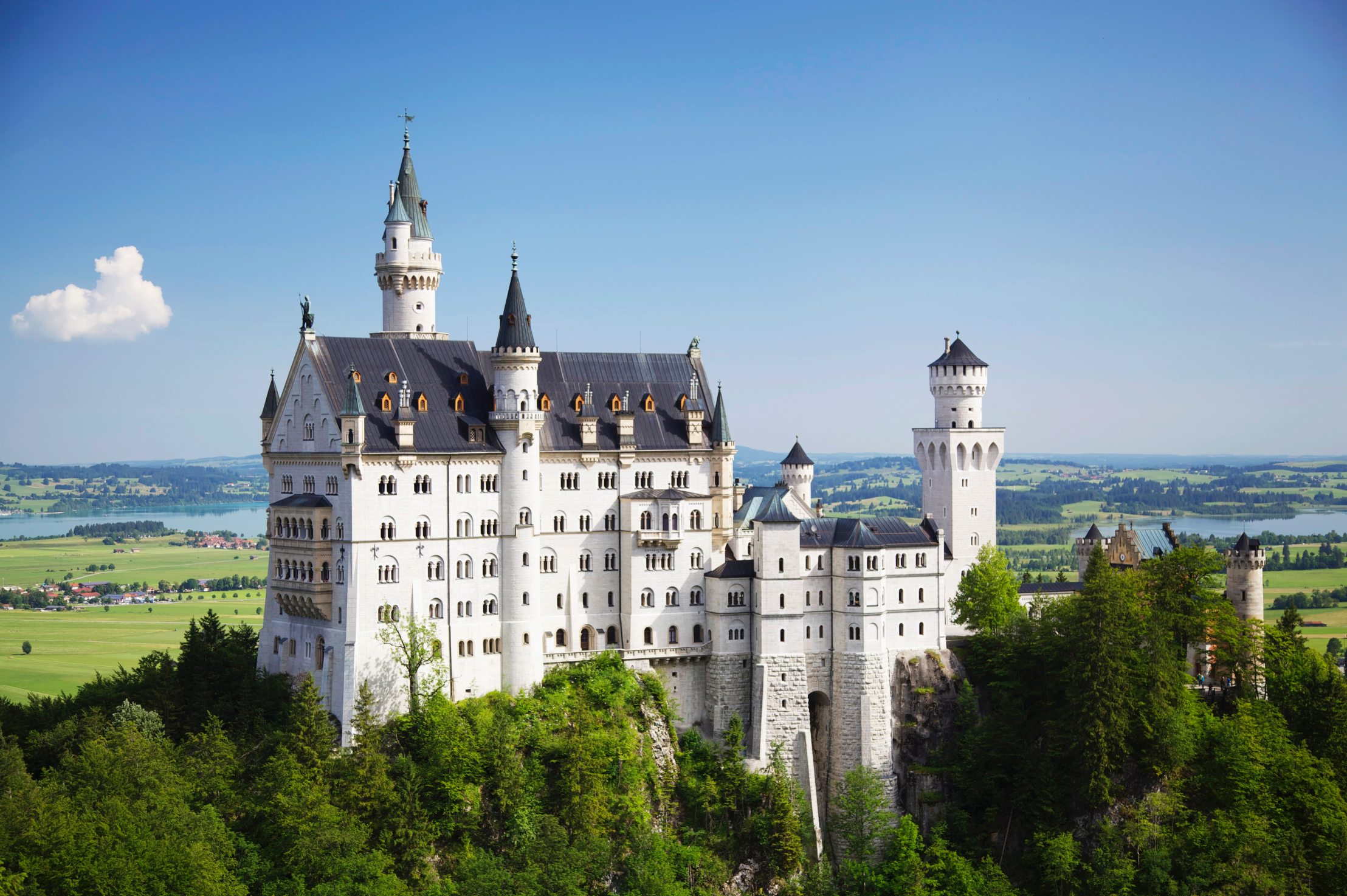 15 Fun Facts About Monarchies And Royals – Alphe's Corner