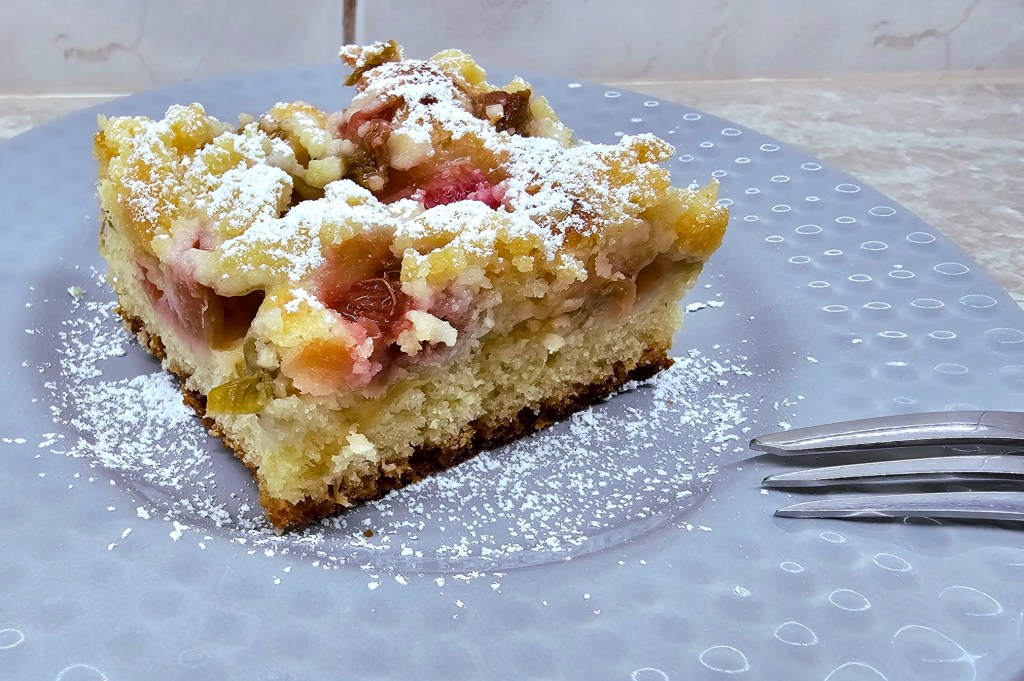 Polish Yeast Cake with Rhubarb and Crumble – Alphe's Corner
