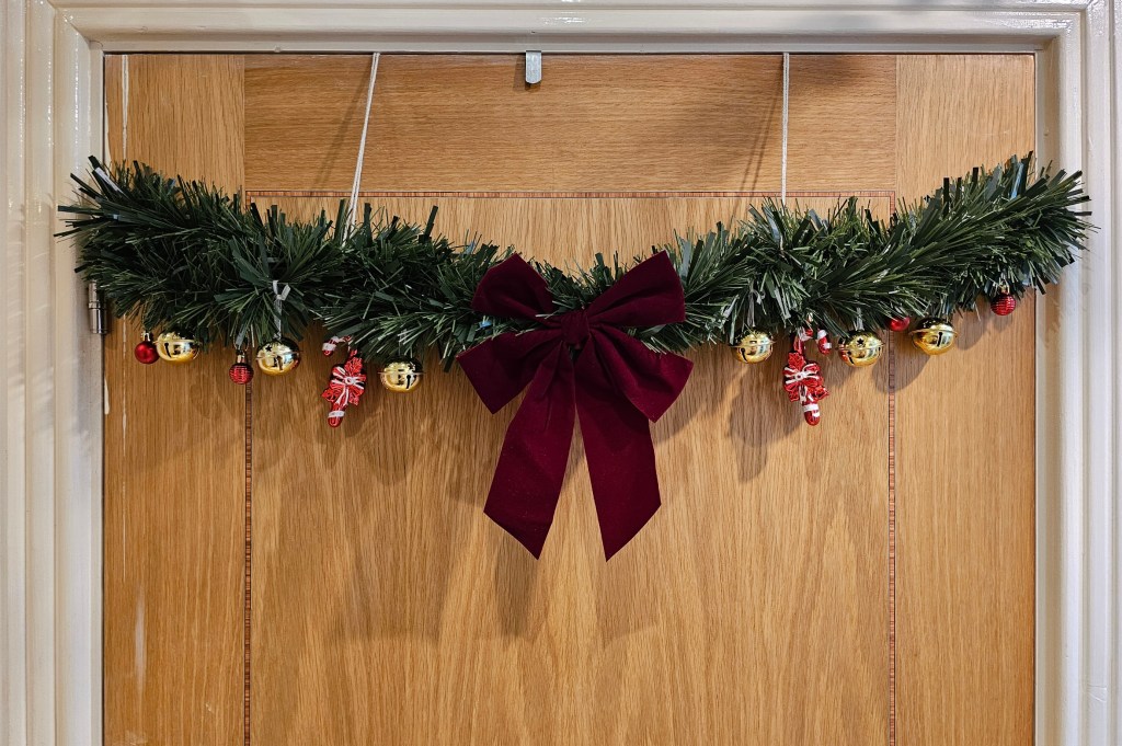 DIY Christmas Door Garland – Damage Free Hanging – Christmas Crafts ...